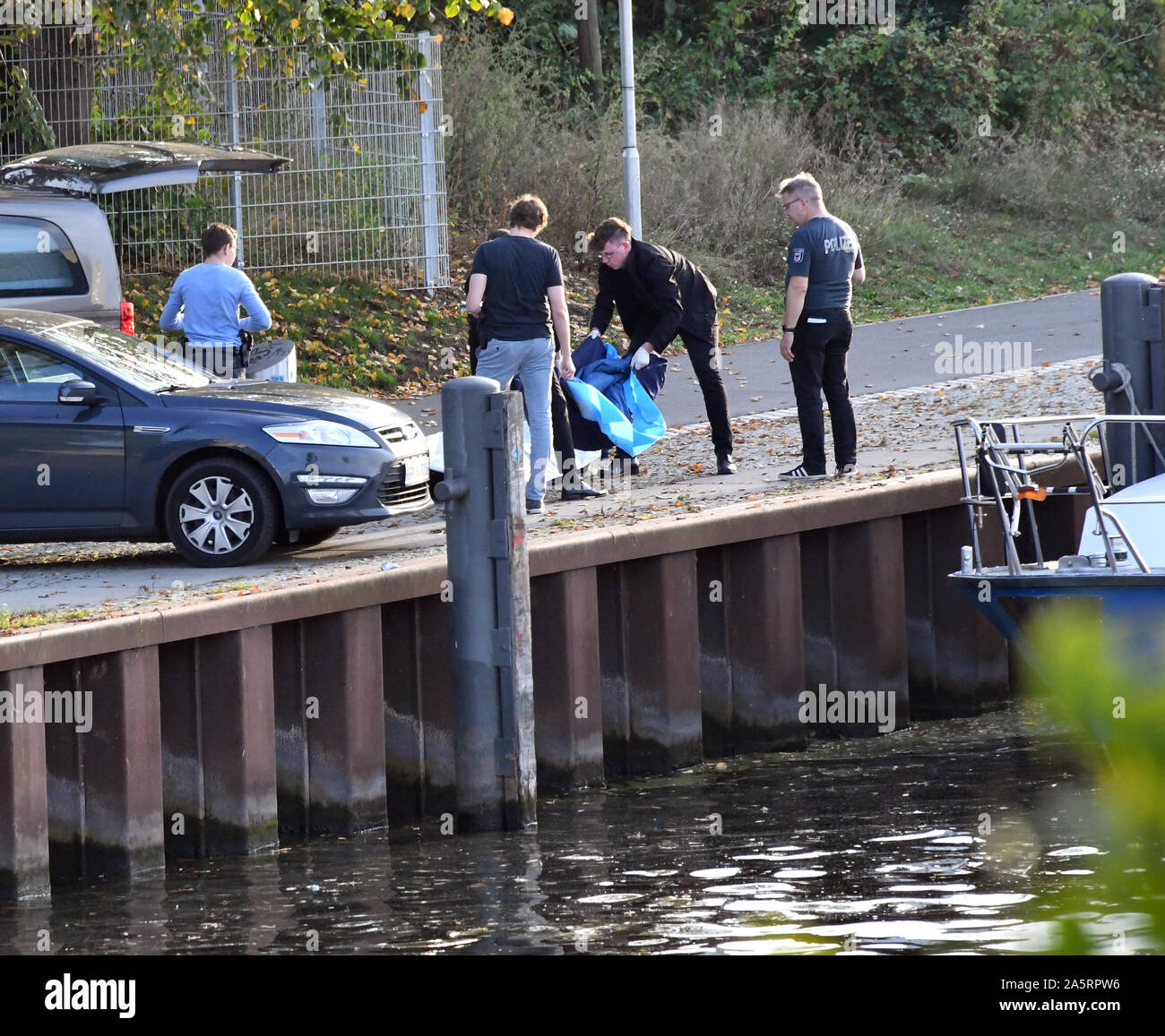 Female corpse hi-res stock photography and images - Alamy