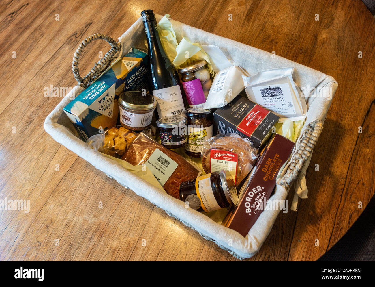 Gift hamper hi-res stock photography and images - Alamy