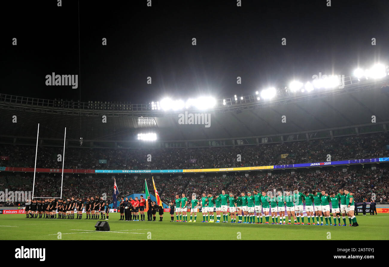 Teams line up at start of match hi-res stock photography and images - Alamy