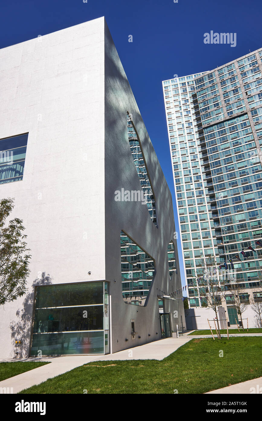 Hunters Point Community Library, designed by Steven Holl Architects ...