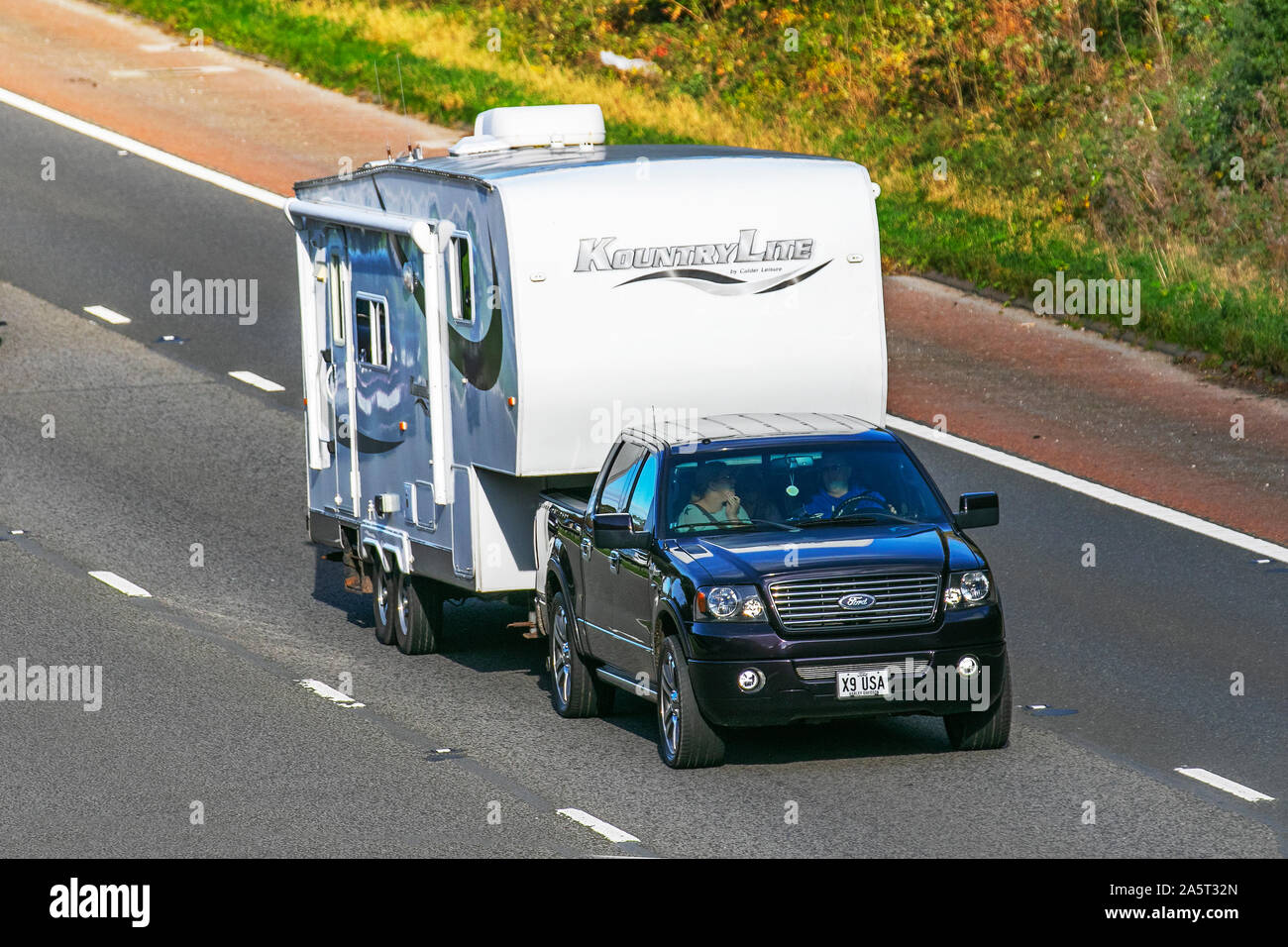 Caravans Tow Towing Stock Photos & Caravans Tow Towing Stock Images - Alamy