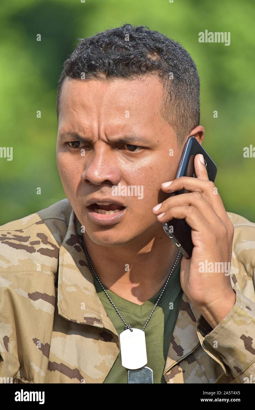 Soldier with phone hi-res stock photography and images - Alamy