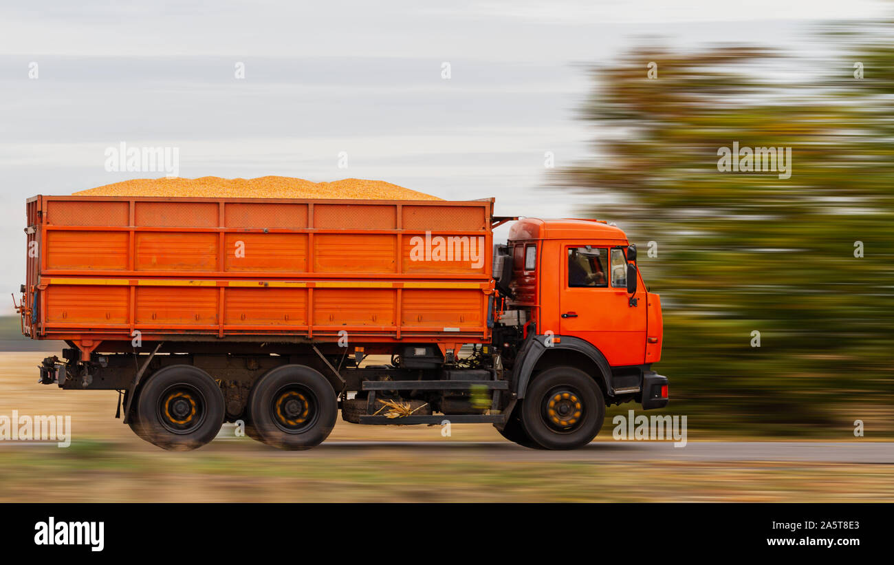 Grain semi truck hi-res stock photography and images - Alamy