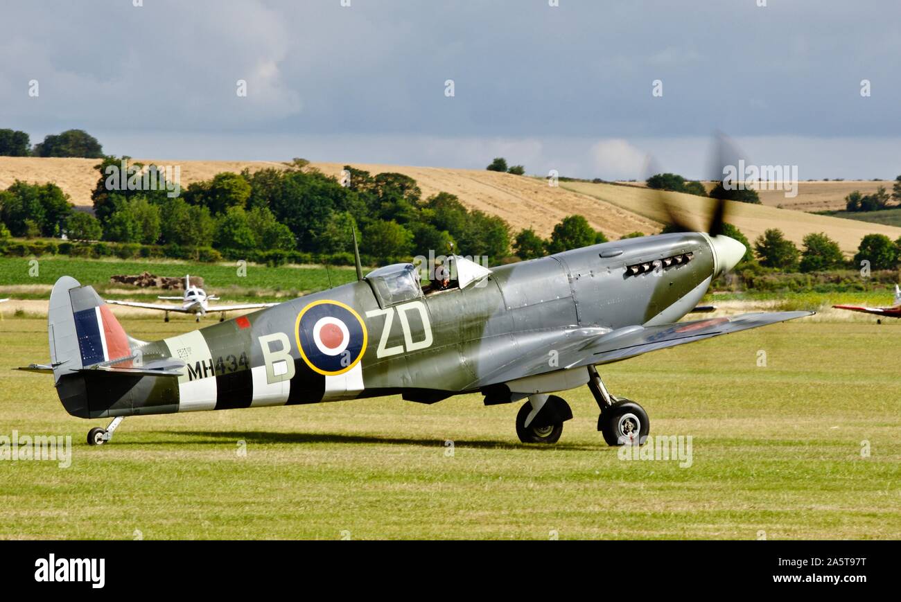 Supermarine Spitfire Mk IXb (G-ASJV) taxiing on Duxford historical ...
