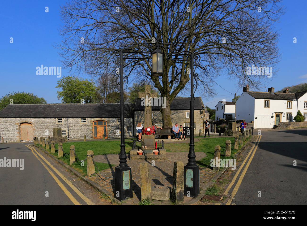 Street view in Castleton village, Derbyshire, Peak District National ...