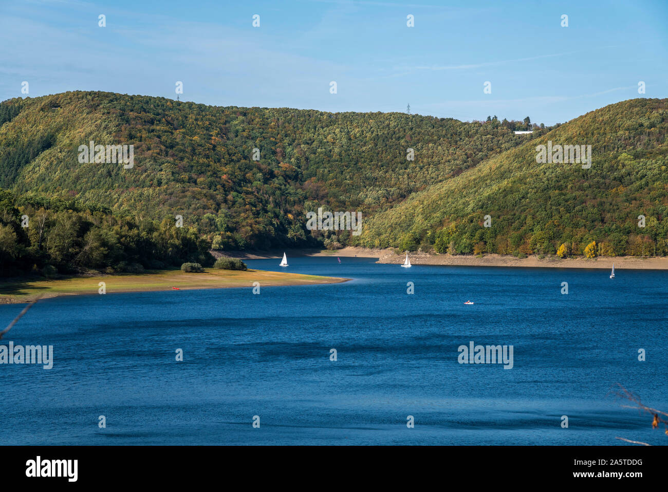 Segelboote auf dem Rurstausee in der Eifel, Nordrhein-Westfalen ...
