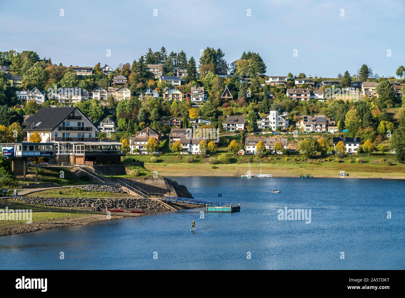 Rurberg am Rurstausee in der Eifel, Nordrhein-Westfalen, Deutschland ...