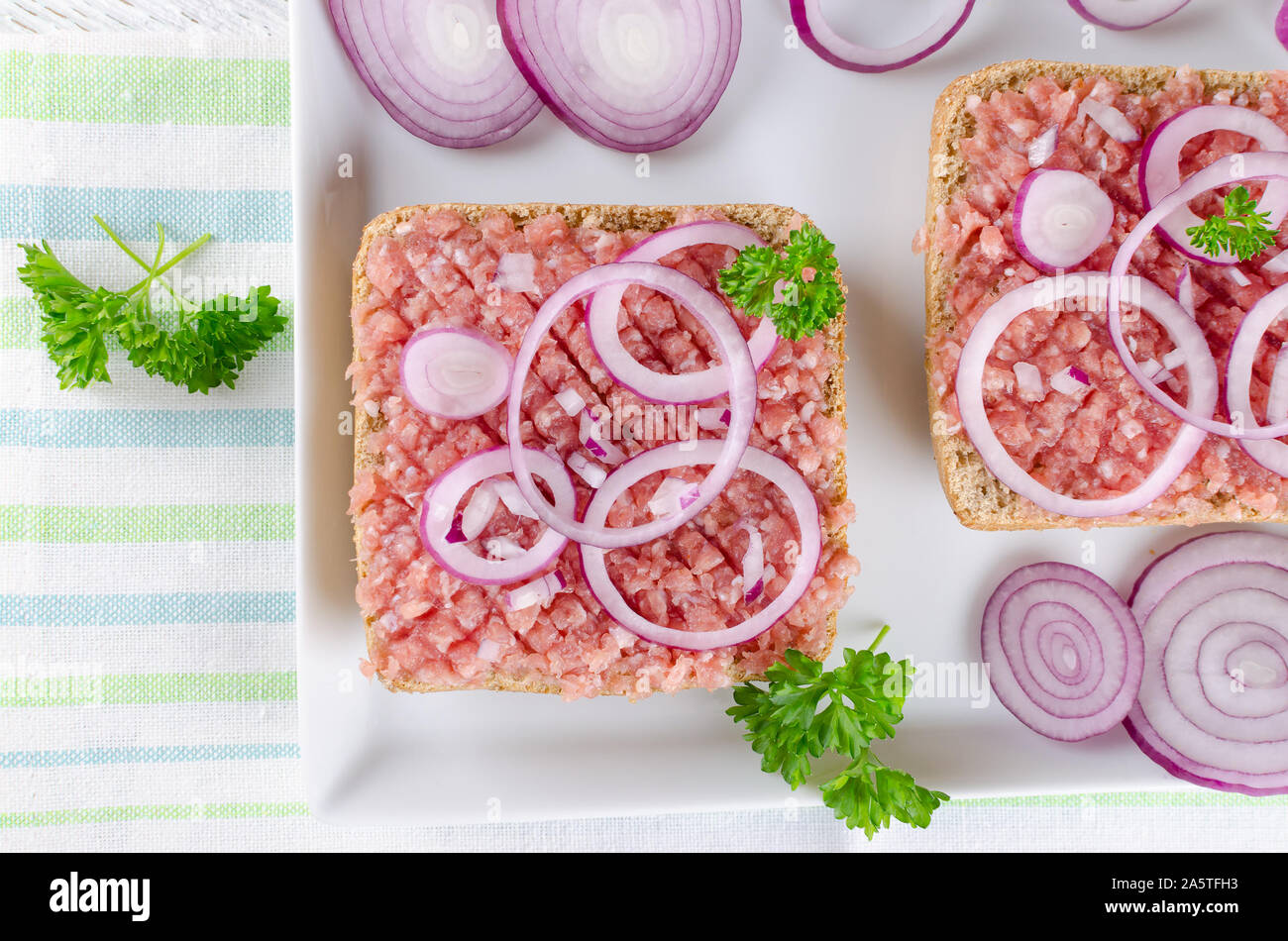 Hamburger raw onion hi-res stock photography and images - Alamy
