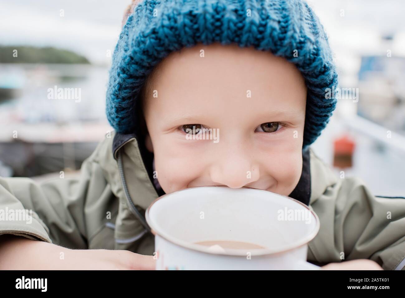 People drinking hot chocolate hi-res stock photography and images - Alamy