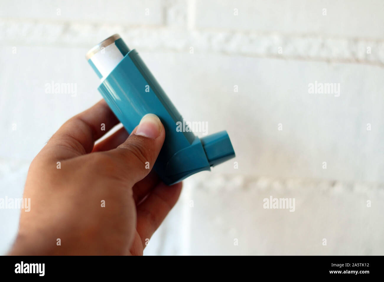 Asthma inhaler blue hi-res stock photography and images - Alamy