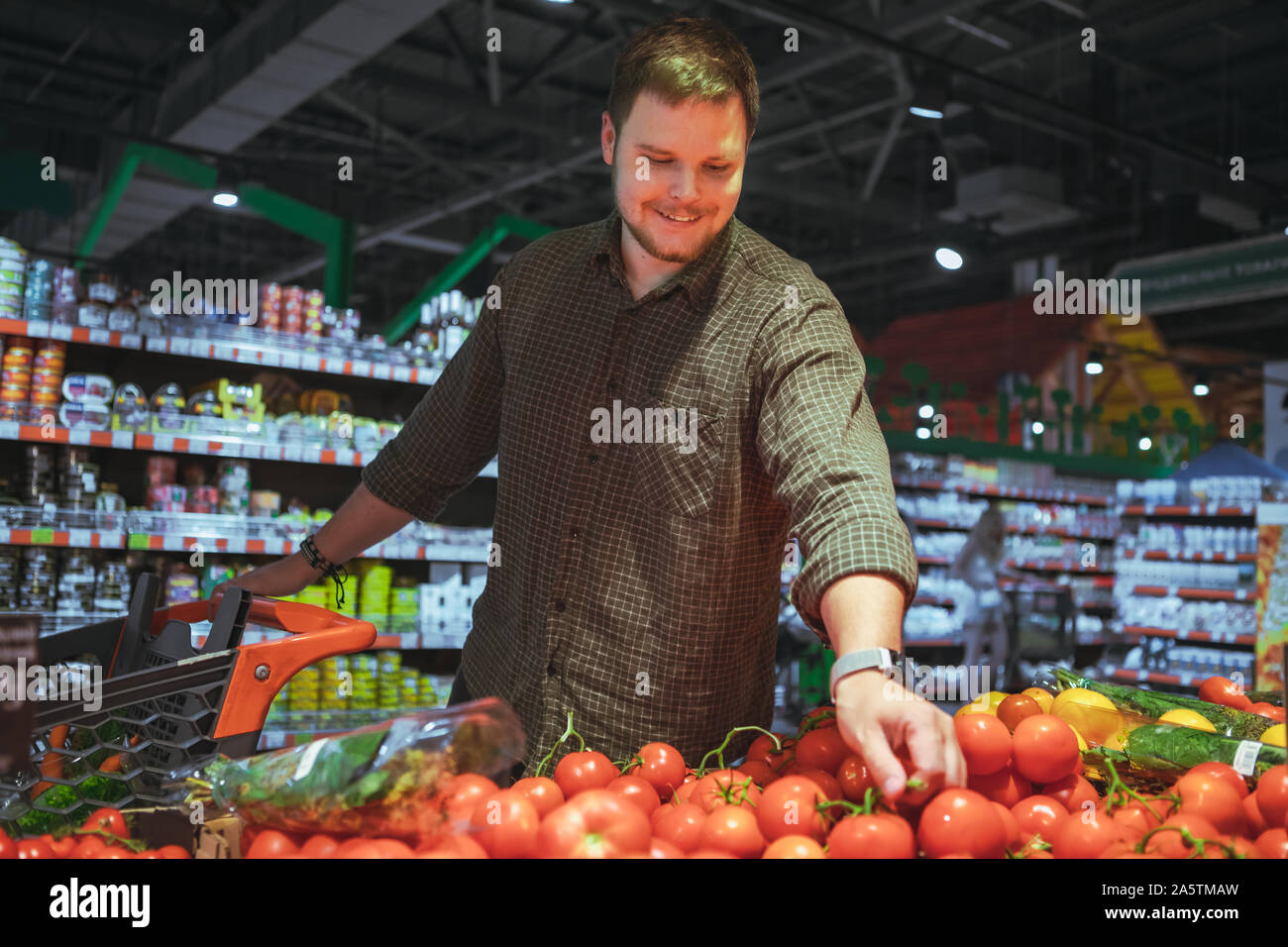 man do shopping in grocery store Stock Photo - Alamy
