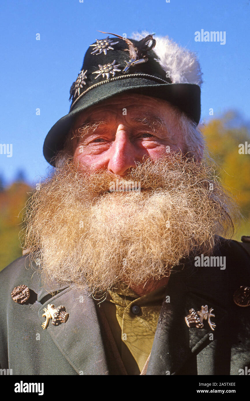Alter Mann in Bayrischer Tracht mit Vollbart Stock Photo - Alamy