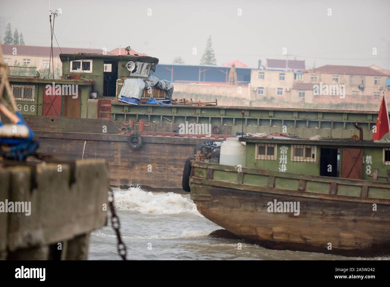 Ships docking along a wharf Stock Photo - Alamy