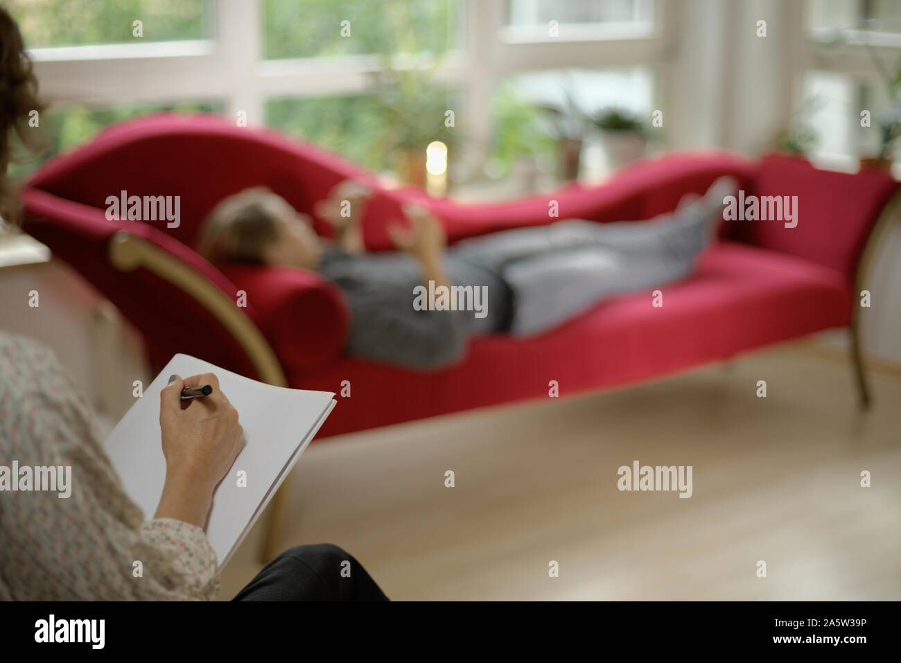 Freud couch hi-res stock photography and images - Alamy