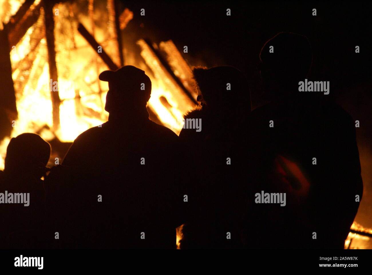 log cabin fire, rural wild fire Stock Photo - Alamy