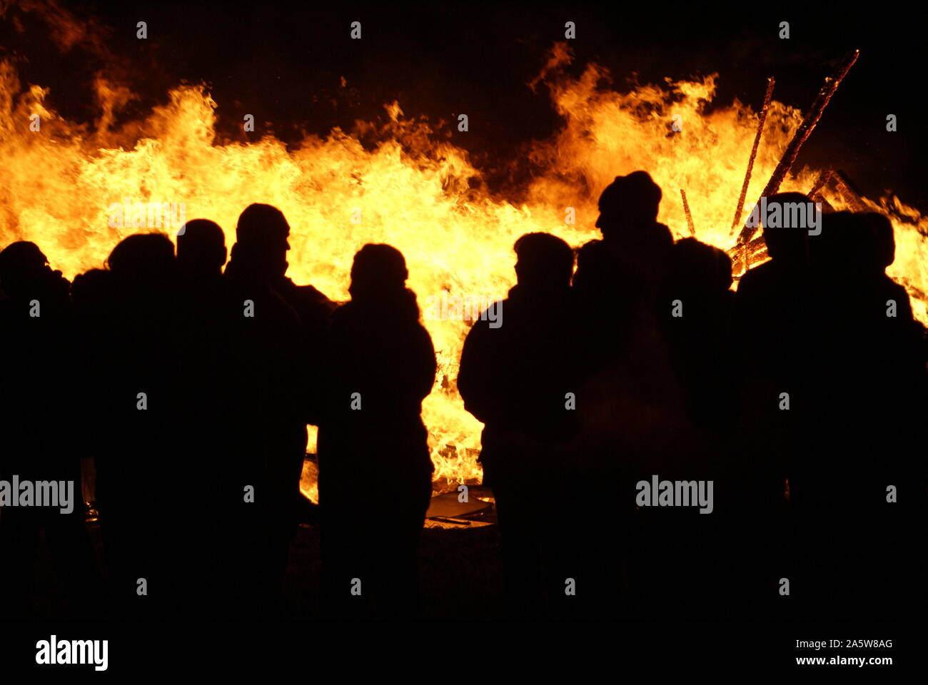 Garden bonfire firework party hi-res stock photography and images - Alamy