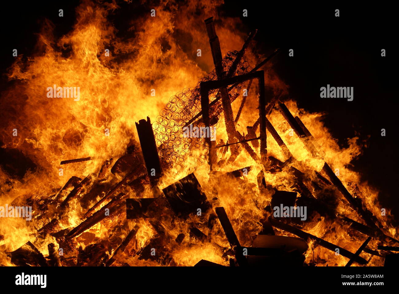 Garden bonfire firework party hi-res stock photography and images - Alamy