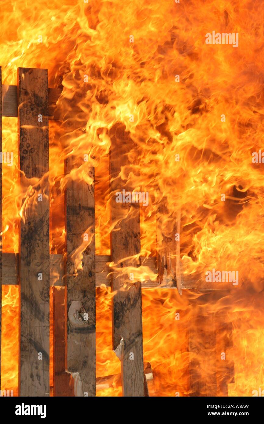 timber fire, wooden pallets on fire Stock Photo - Alamy