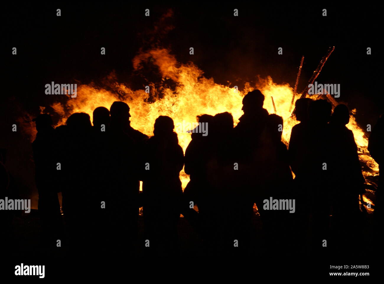 Garden bonfire firework party hi-res stock photography and images - Alamy
