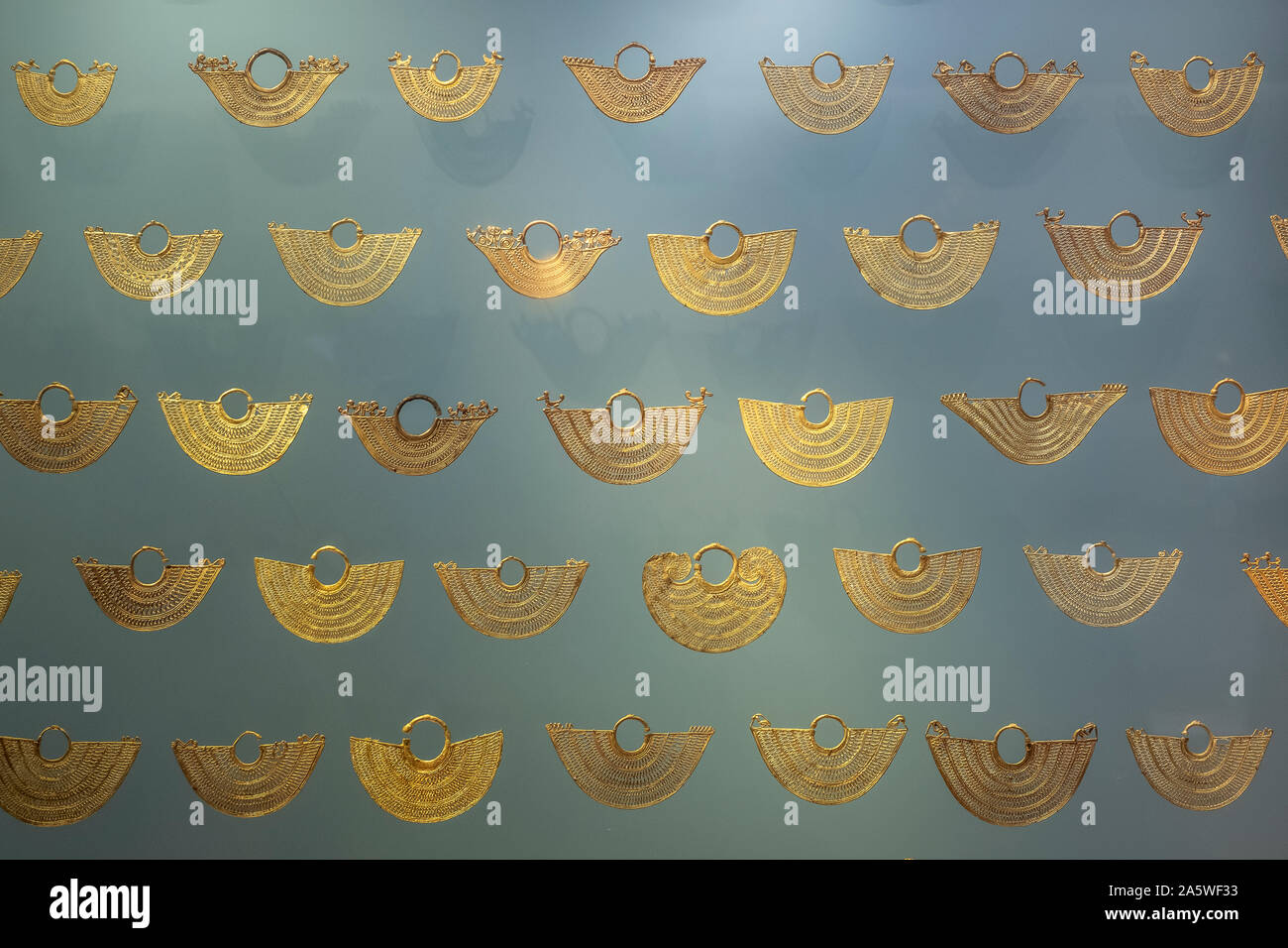 Ancient gold nose pieces hi-res stock photography and images - Alamy