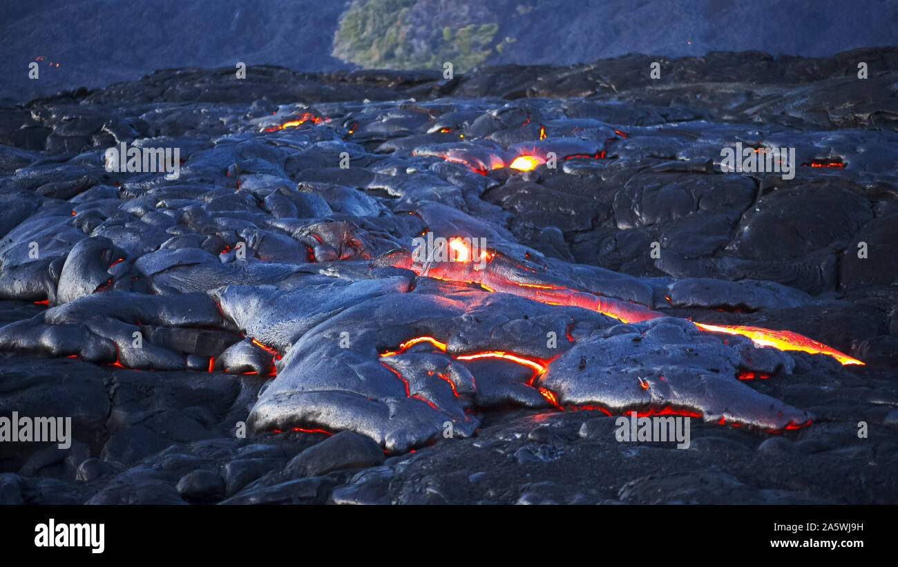 Lava flowing from kilauea volcano hi-res stock photography and images ...