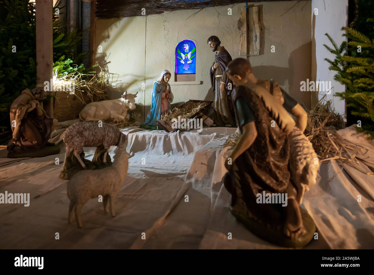 Christmas nativity scene without baby Jesus Creche Stock Photo - Alamy