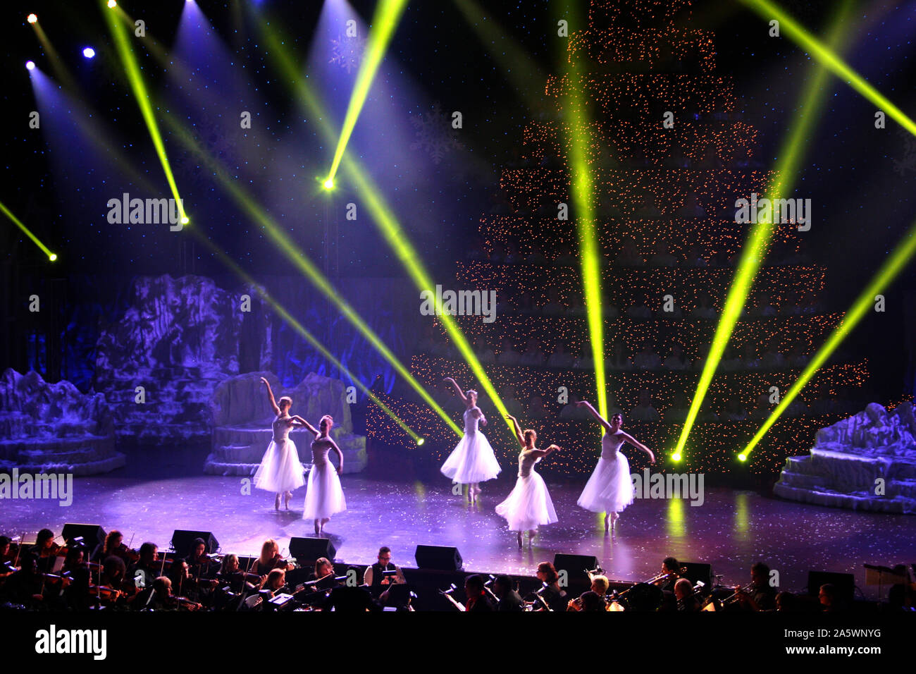 Light and dance spectacular hi-res stock photography and images - Alamy