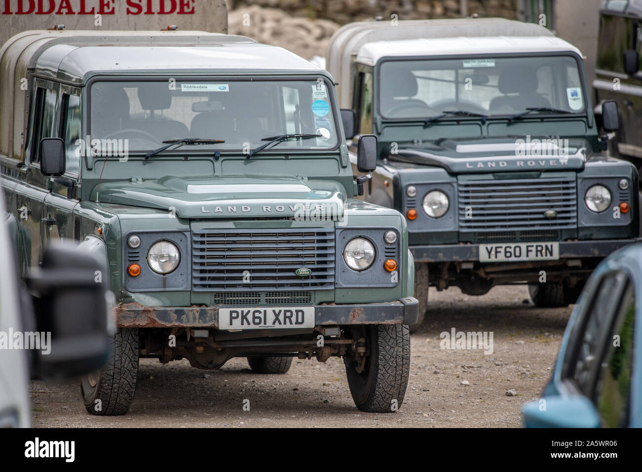Land rover defender farm hi-res stock photography and images - Alamy