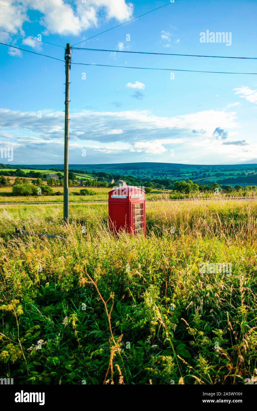 Rural red phone box in a field Stock Photo - Alamy