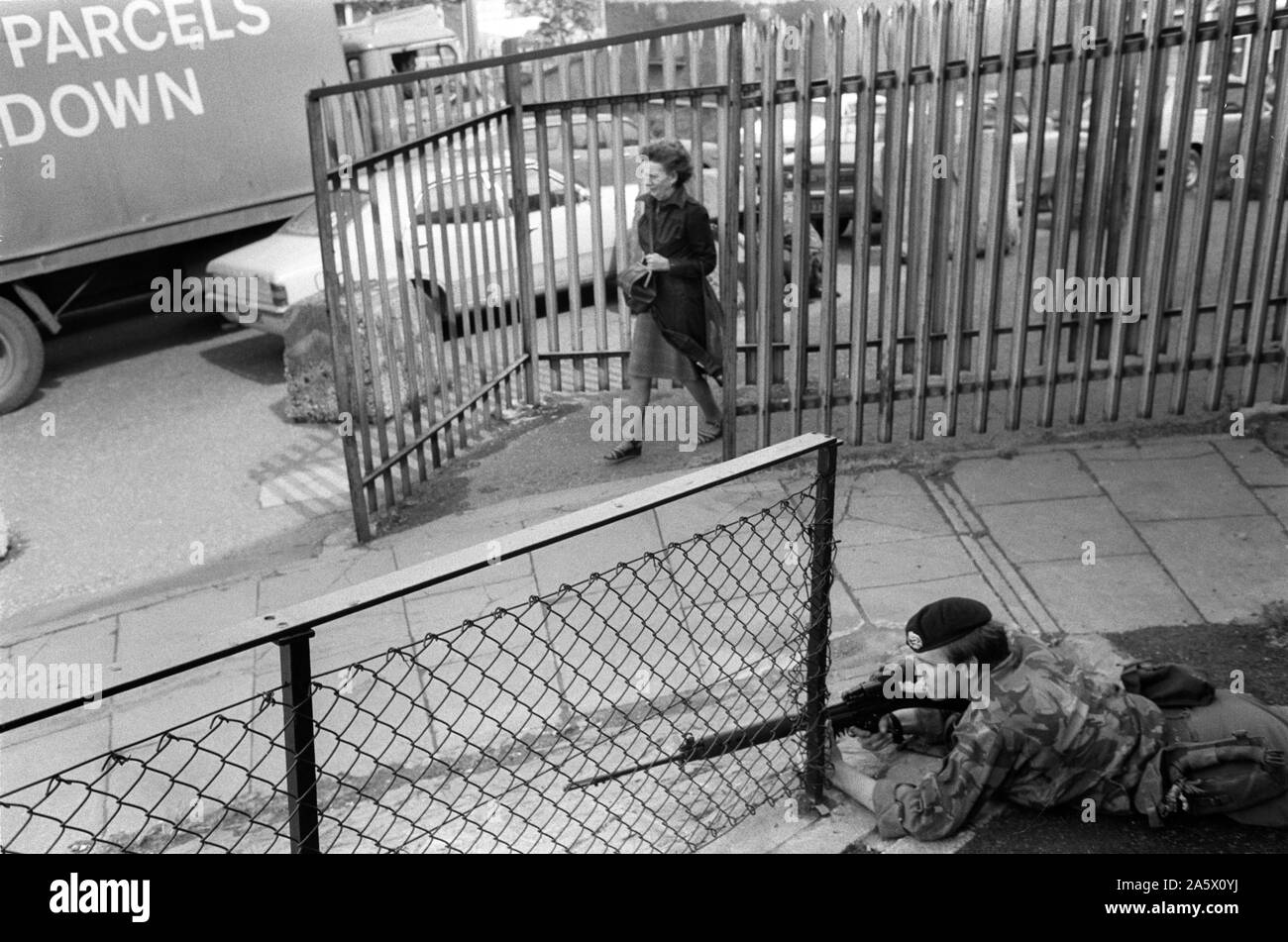 Derry Northern Ireland Londonderry 1970s The Troubles. British soldiers ...