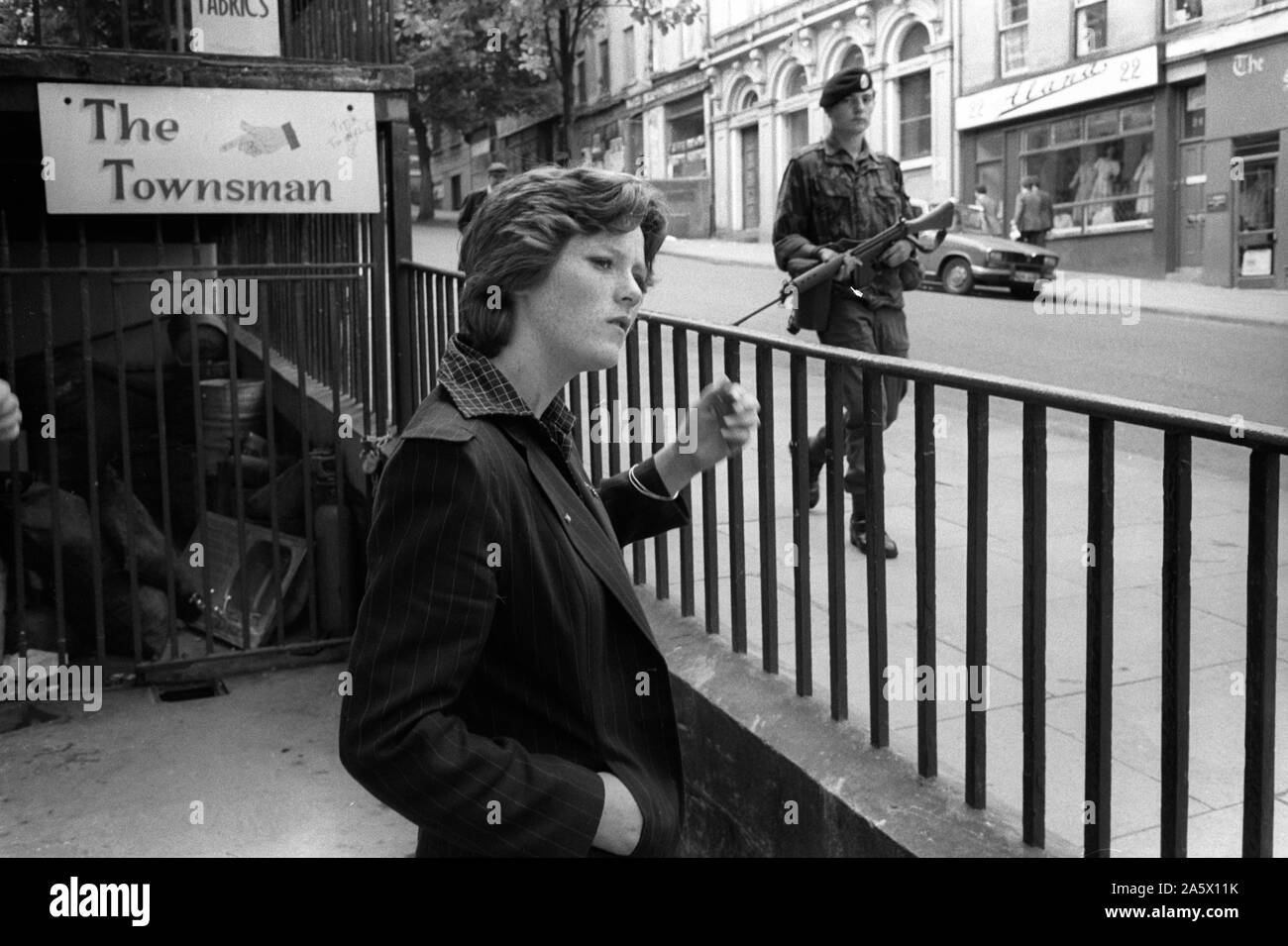 British soldiers The Troubles on patrol in Derry Northern Ireland ...