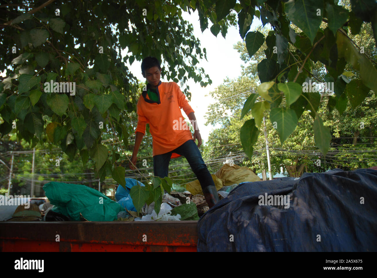 Female garbage collector hi-res stock photography and images - Alamy
