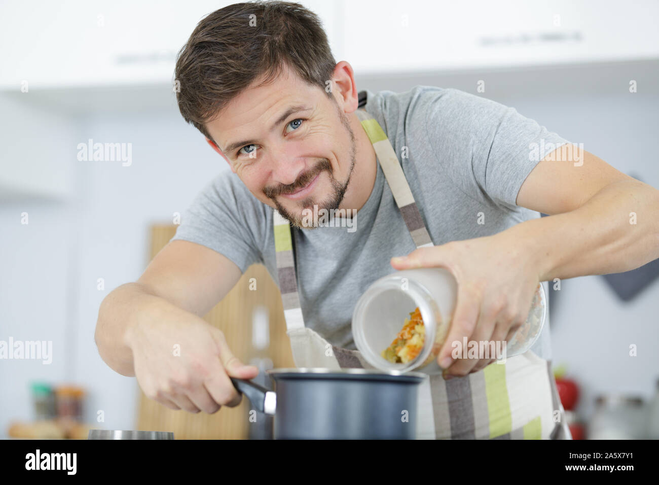 man boiling water for making pasta Stock Photo - Alamy