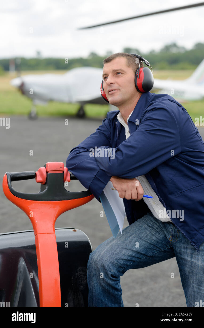 Aviation maintenance personnel work hi-res stock photography and images ...