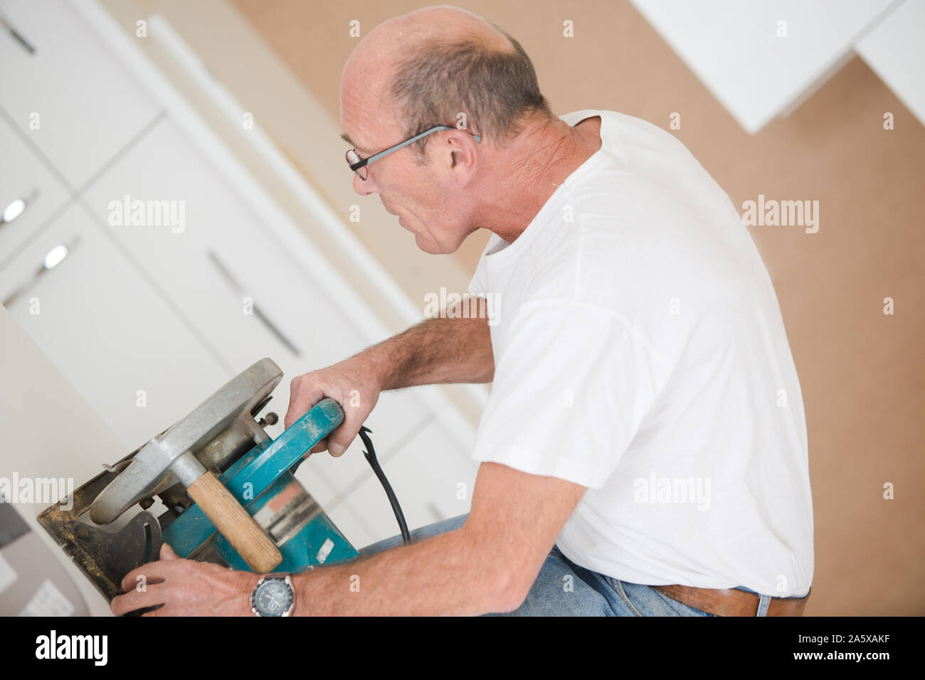male carpenter applying wood stain Stock Photo - Alamy