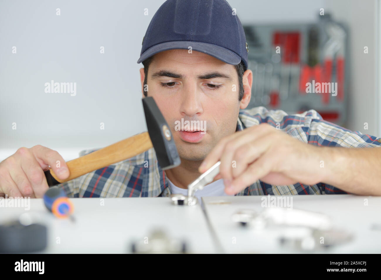 Hammer hitting screw hi-res stock photography and images - Alamy