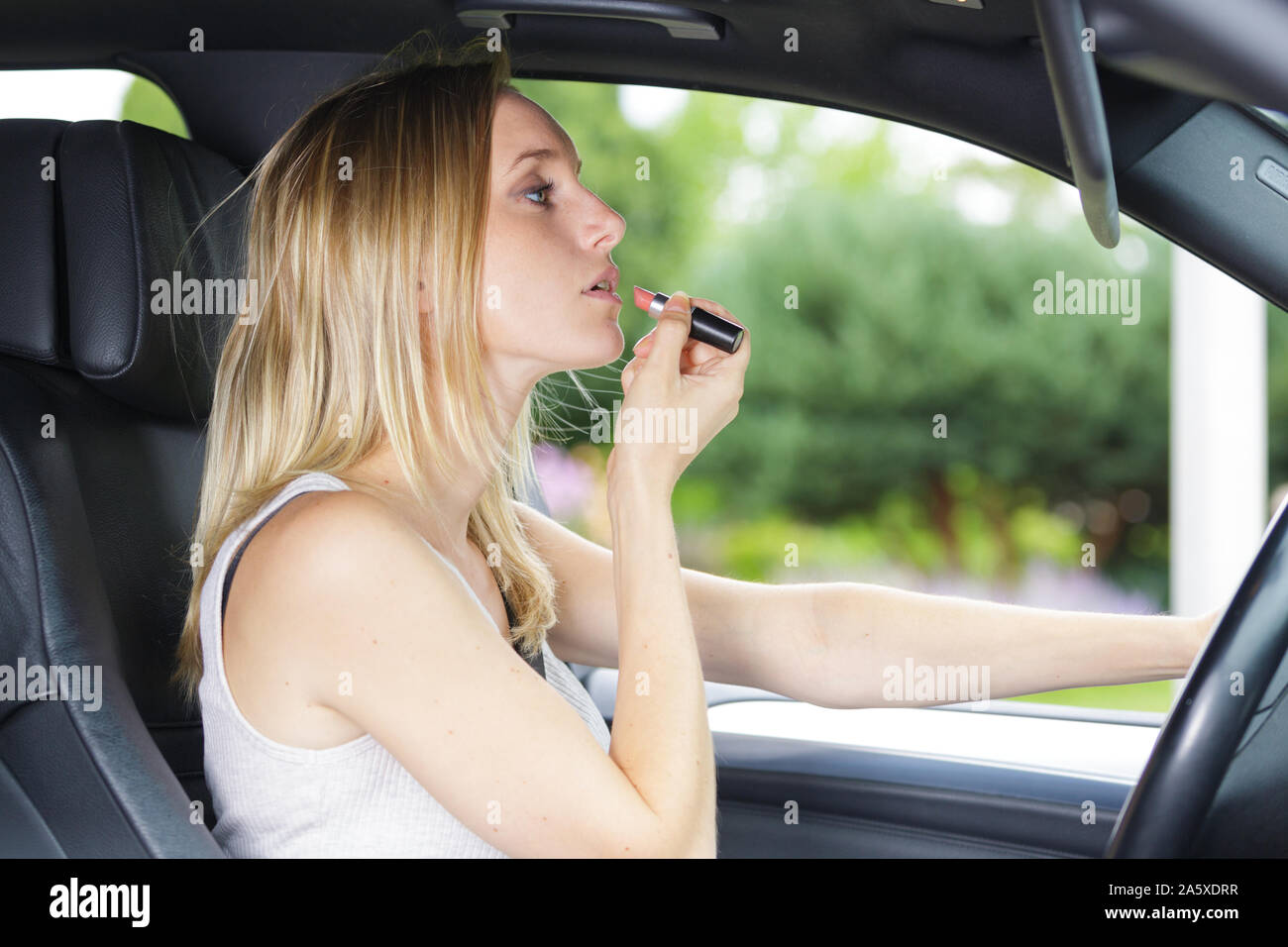 woman putting on lipstick in a car Stock Photo - Alamy