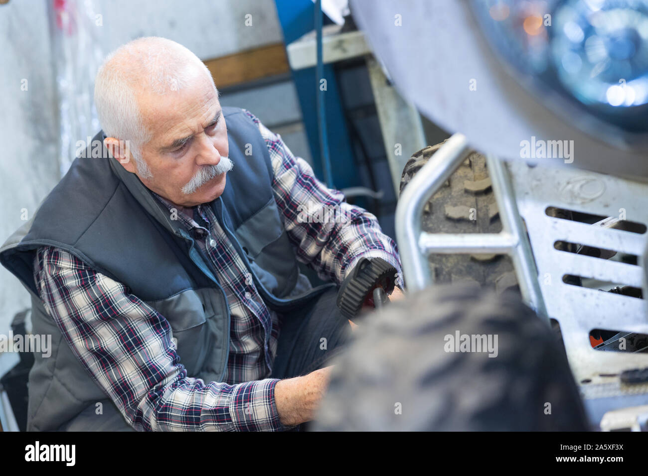 portrait of senior mechanic at work Stock Photo - Alamy