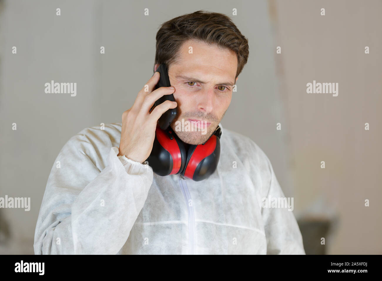 man construction worker using mobile phone Stock Photo - Alamy