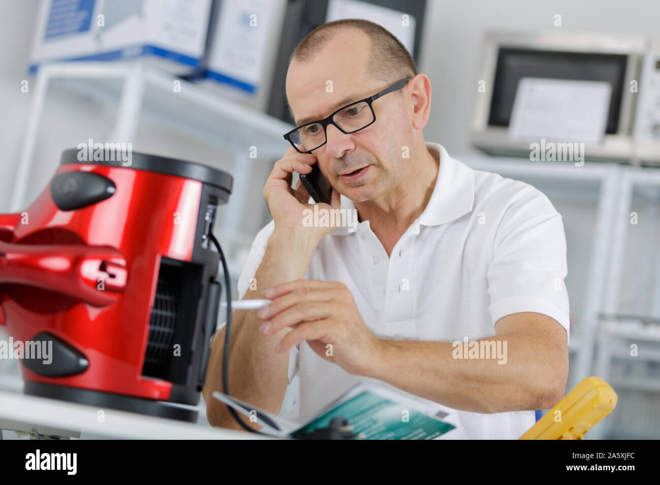maintenance worker fixing a machine Stock Photo - Alamy