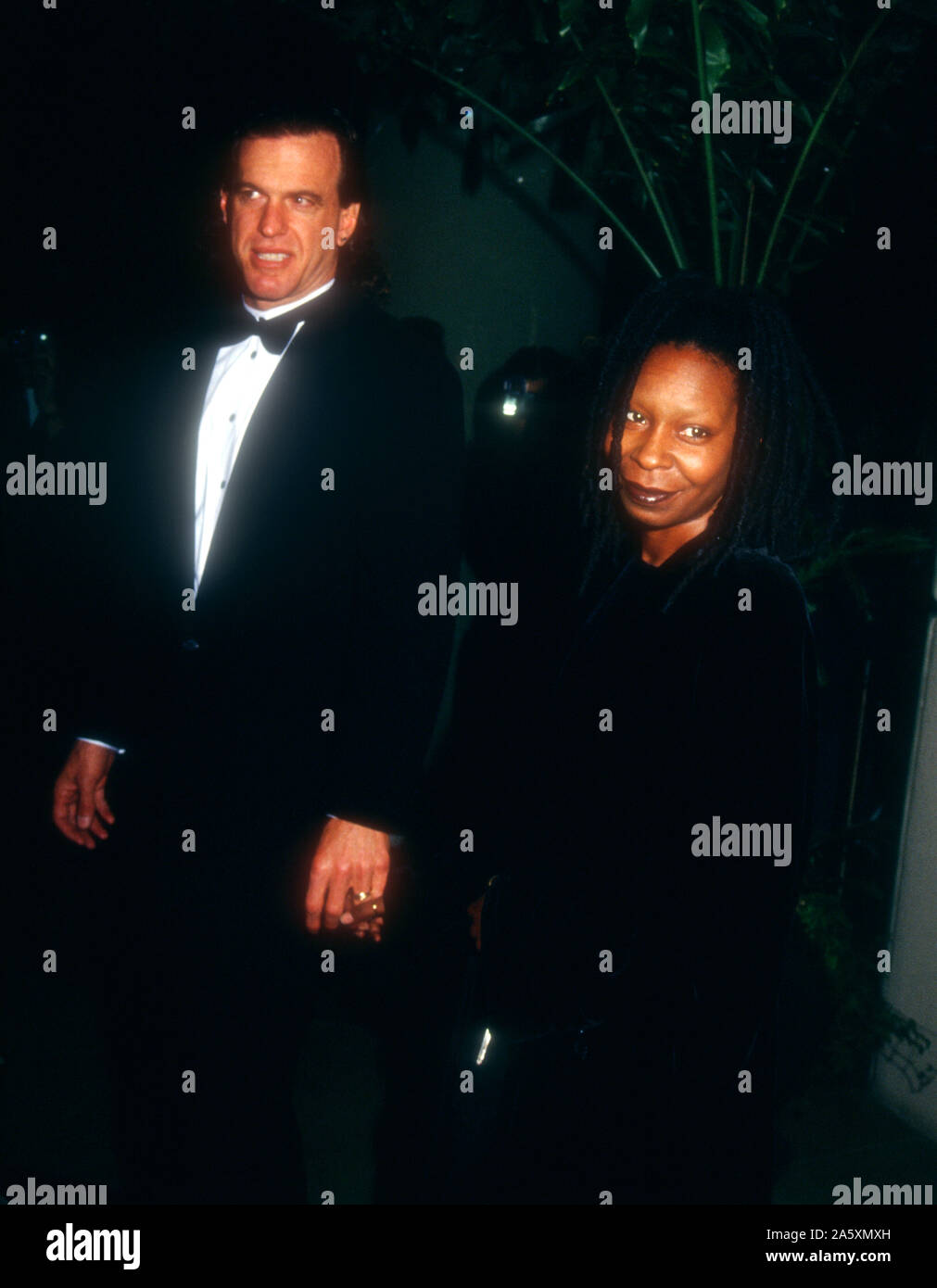 Steven spielberg whoopi goldberg hi-res stock photography and images ...