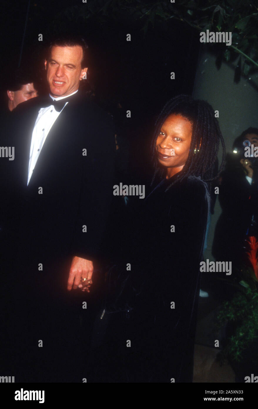 Steven spielberg whoopi goldberg hi-res stock photography and images ...