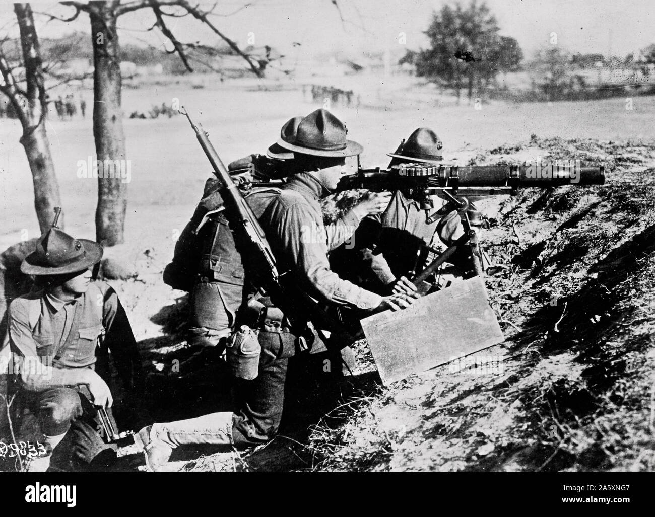 Marines using lewis machine gun hi-res stock photography and images - Alamy