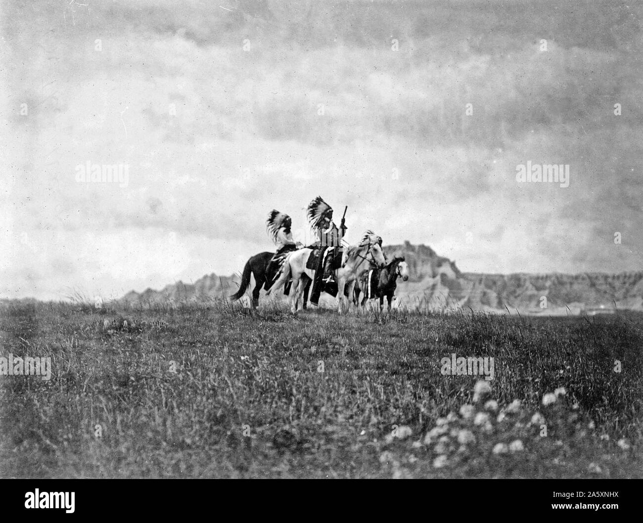 Native americans riding horses hi-res stock photography and images - Alamy