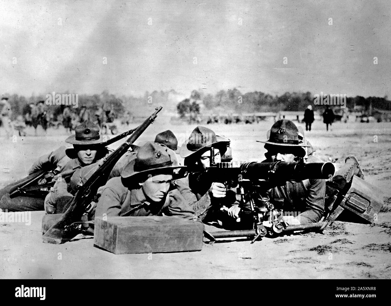 World war i lewis machine gun Black and White Stock Photos & Images - Alamy