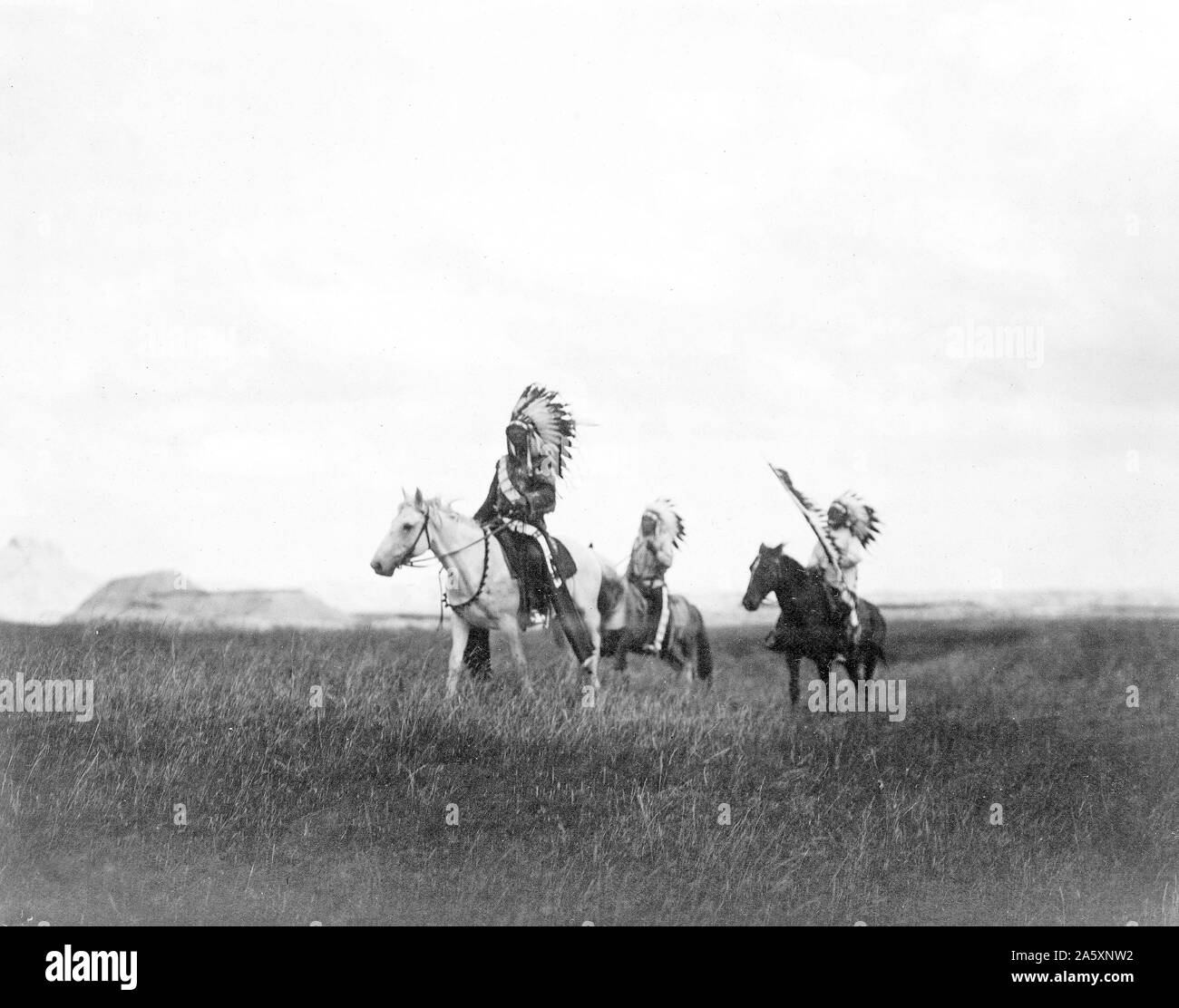 Native americans riding horses hi-res stock photography and images - Alamy