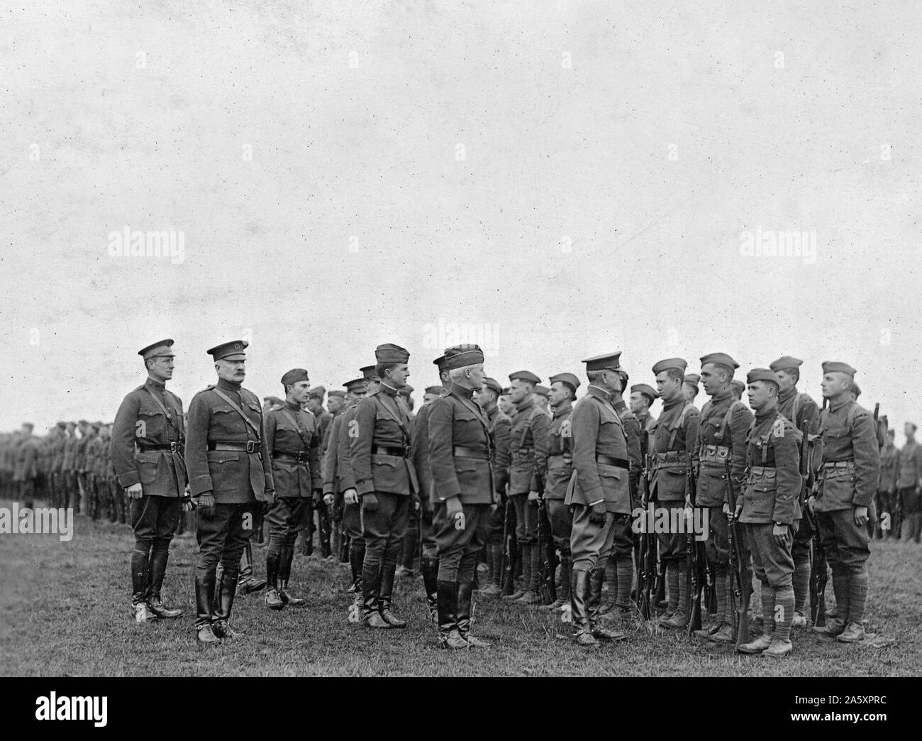Inspecting soldiers ww i hi-res stock photography and images - Alamy