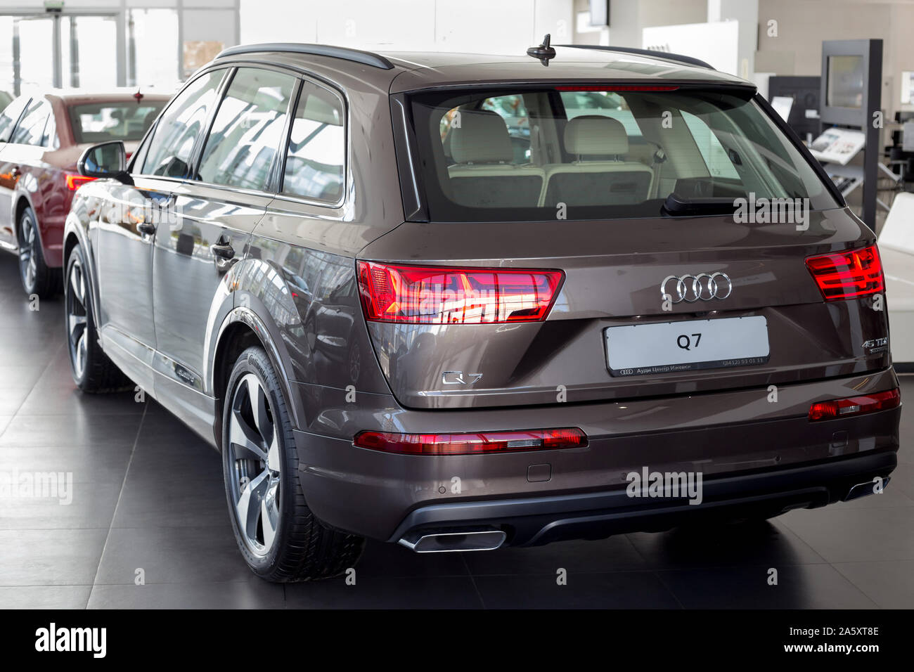 Side of audi q7 automobile hi-res stock photography and images - Alamy