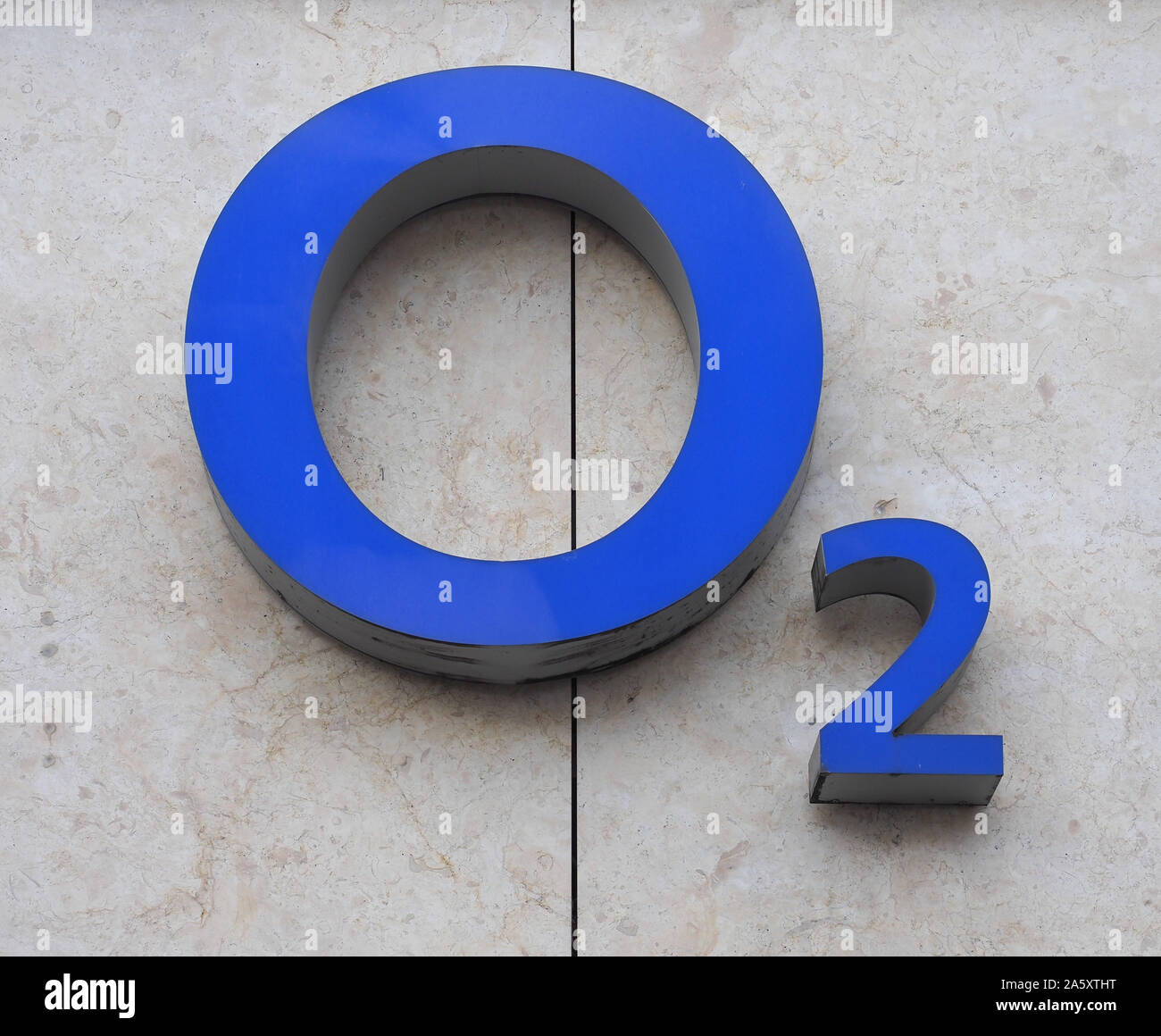O2 sign hi-res stock photography and images - Alamy