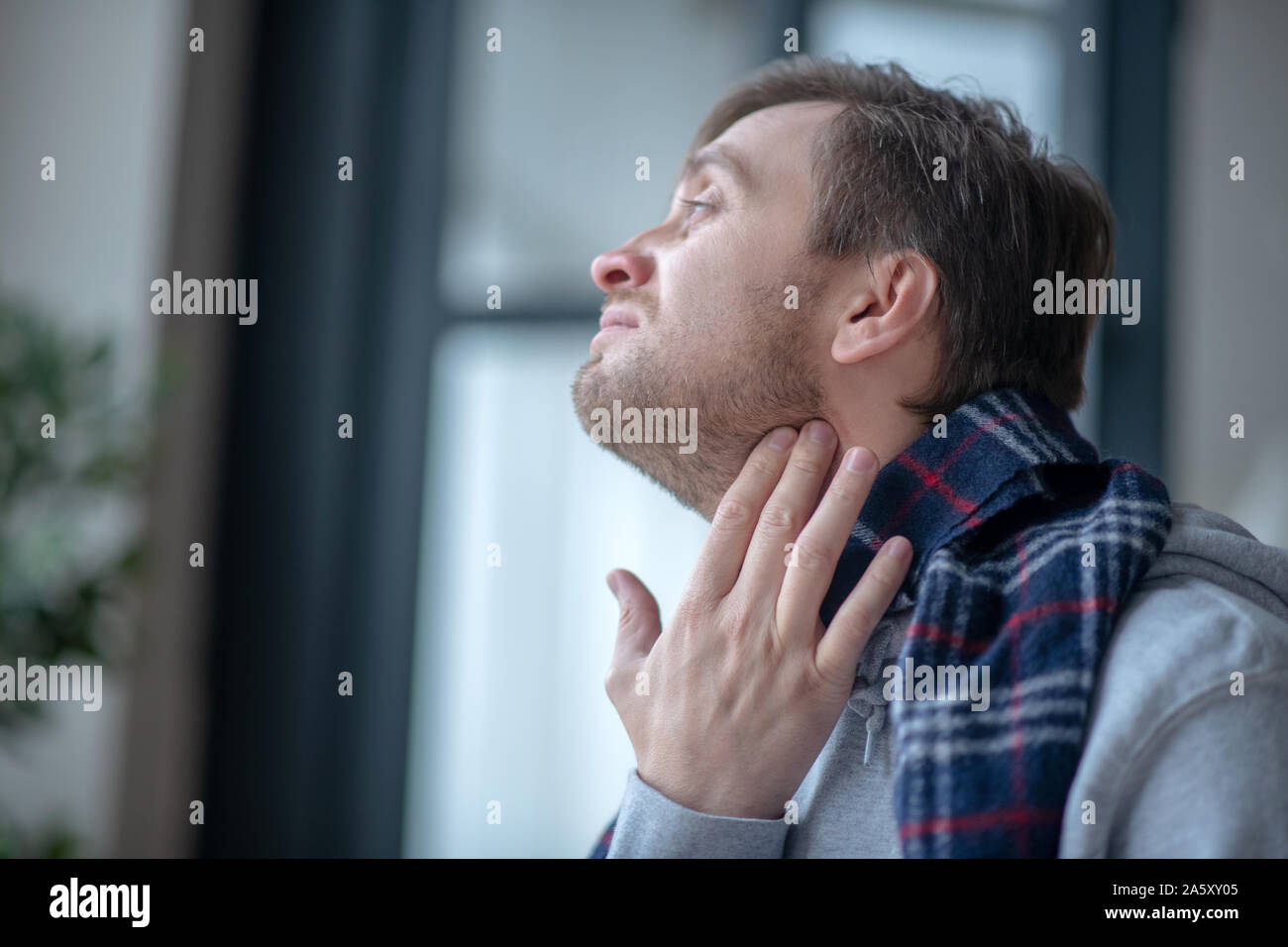 Mature man wearing dark hi-res stock photography and images - Alamy